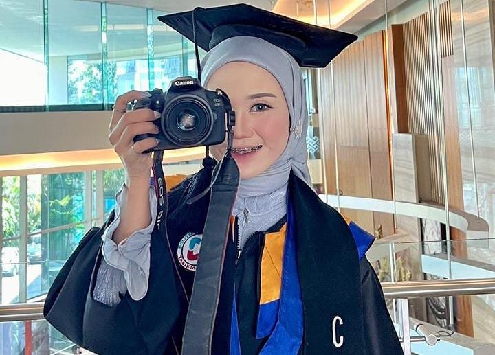 Raih Gelar Cumlaude di Politri, Febby Berbagi Tips dan Motivasi