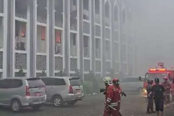 Diduga Korsleting Listrik, Kebakaran Hanguskan Gedung Rektorat UIN Jakarta