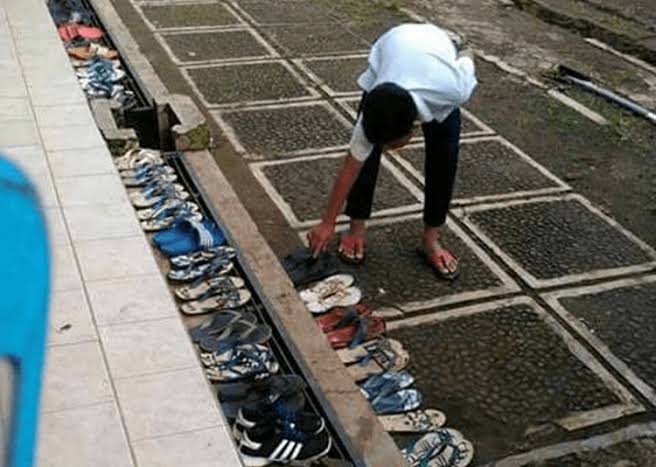 Mengapa Sandal dan Sepatu Harus Diparkir dengan Rapi?