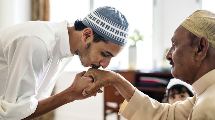 Hukum Mencium Tangan dan Berdiri untuk Menghormati dalam Islam