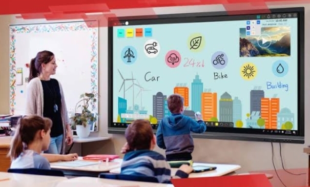 Rp2 Triliun Digelontorkan untuk Smartboard di 15 Ribu Sekolah